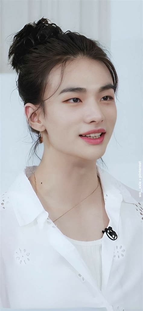 Pin de 𝓕𝓻𝓮𝓲𝓭𝓪 𝓜 em HyunJin Filmes para assistir netflix kpop