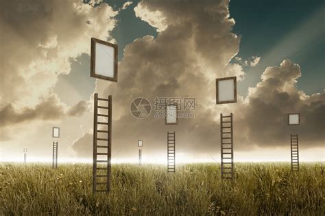 许多楼梯在草地上高清图片下载 正版图片504757593 摄图网