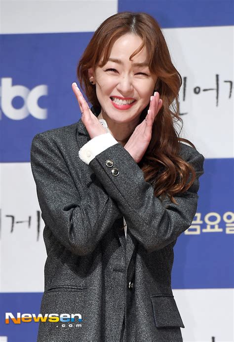 포토엔hd 김윤아 ‘포즈는 쑥스러워~ 손에 잡히는 뉴스 눈에 보이는 뉴스 뉴스엔