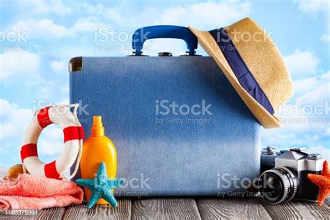 여름 여행의 개념 케이스 모자 나무 테이블과 푸른 하늘 배경에 사진 카메라 수건과 선탠 오일 가방에 대한 스톡 사진 및 기타 이미지 Istock