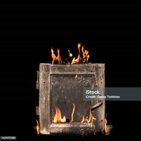 검은 고립 된 배경에 불에 클로즈업에 나무 창문에서 창 잎 0명에 대한 스톡 사진 및 기타 이미지 0명 건물 외관 건축물 Istock