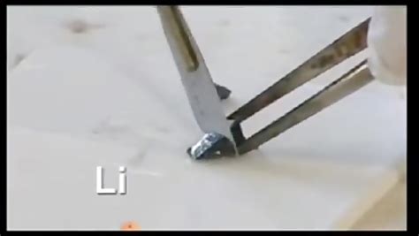 آزمایش واکنش های فلزات قلیایی با اکسیژن و آب