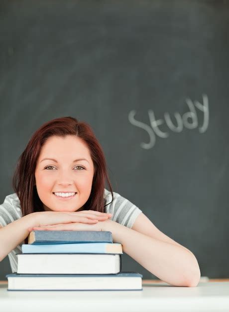 Retrato De Una Joven Sonriente Foto Premium