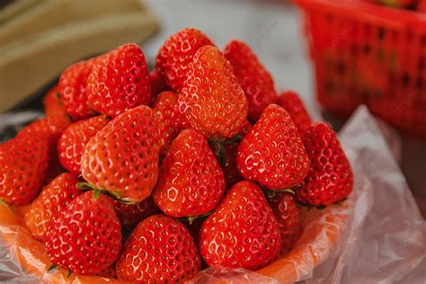 신선한 딸기 바구니 배경 딸기 빨간 딸기 과일 배경 일러스트 및 사진 무료 다운로드 Pngtree