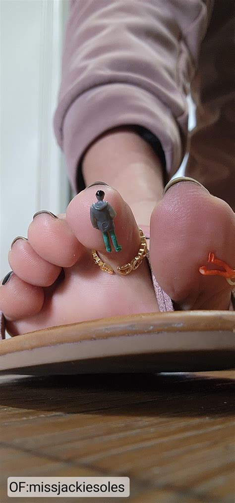 Soft Soles Pressing On You 👑 R Giantessfeet