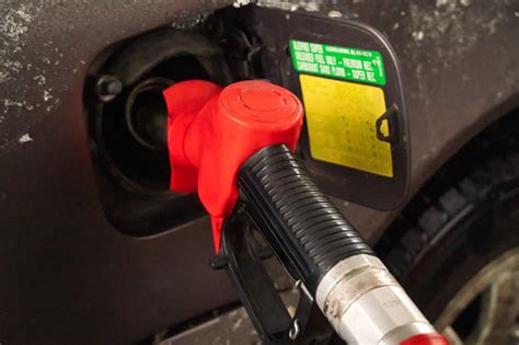 주유소 클로즈업에서 더럽고 눈 덮인 자동차의 연료 탱크에 빨간 급유 총 0명에 대한 스톡 사진 및 기타 이미지 0명 가격 가솔린 Istock