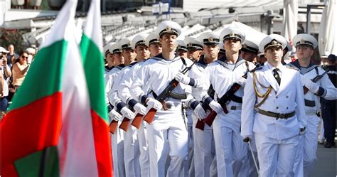 Министър Запрянов и адмирал Ефтимов участваха в присвояване на първо офицерско звание на