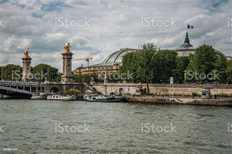 알렉상드르 3 세 다리와 건물 파리에서 화창한 날에 그랜드 Palais 보트 세 느 강에 정박 강에 대한 스톡 사진 및 기타