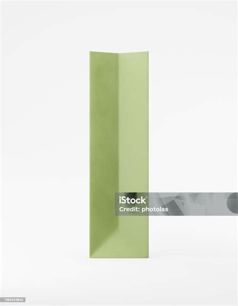 에코 포장 모형 가방 크래프트 종이 쪽 흰색 배경 홍보 광고에 키가 좁은 녹색 템플릿입니다 3d 렌더링 0명에 대한 스톡 사진 및 기타 이미지 Istock
