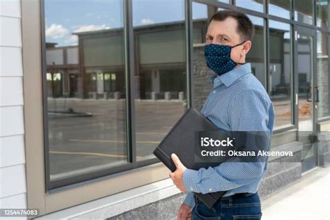 완성 된 건설 현장의 빌더 전염병 중 보호면 마스크를 착용한 잘생긴 비제너 검사자에 대한 스톡 사진 및 기타 이미지 검사자 보호 마스크 코로나바이러스 Istock