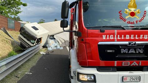 Incidente A8 Tir Finisce Fuori Strada Rallentamenti Del Traffico In Direzione Varese Milano
