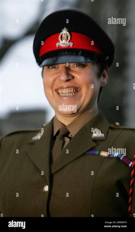 Der Erste Weibliche Yeoman Warder Beefeater Fotos Und Bildmaterial In