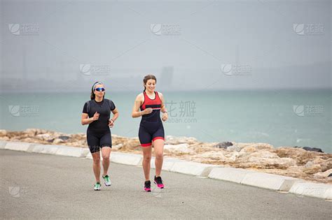 在海边跑步的运动女性