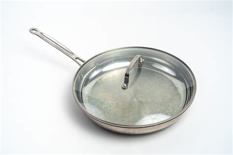 대형 금속 프라이팬 손잡이및 유리 뚜껑이 있는 절연 강철 강철에 대한 스톡 사진 및 기타 이미지 강철 고체 금속 Istock