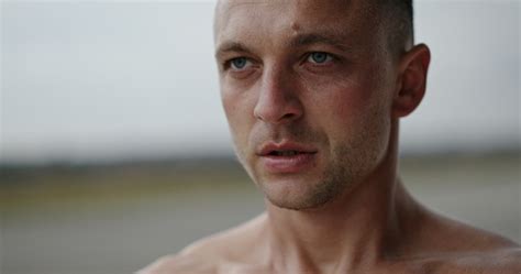 깊은 감정과 성격의 힘을 발산하는 자연광 속의 수심에 잠긴 남자 결심에 대한 스톡 사진 및 기타 이미지 결심 고요한 장면 날것 Istock