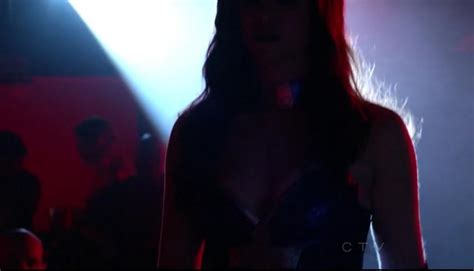 Jessica De Gouw Desnuda En Arrow