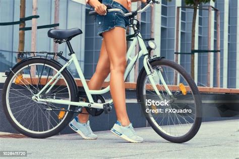마천루에 대 한 시 자전거와 함께 서 있는 데님 반바지를 입고 부드러운 긴 다리 슬림 여자의 이미지를 잘립니다 가냘픈에 대한 스톡 사진 및 기타 이미지 Istock