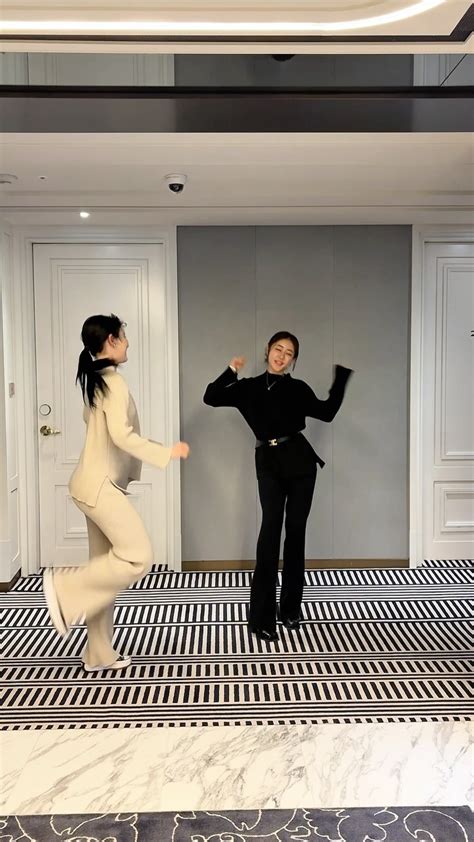 헬스장에 사람은 많고 기구 쓰기 어렵다면 오늘은 덤벨 하나로 엉덩이 끝내보세요 집에서도 가능하고 덤벨이 없다면 큰 2l짜리 생수통 들고도 가능하답니다👍 ️모든 동작의 덤벨