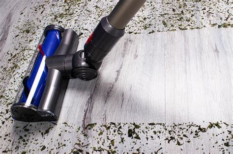바닥에 진공 청소기 집 청소 개념입니다 청소 전후 더럽고 깨끗한 지역 청소 진공 청소기를 청소하는 동안 최신 진공 청소기 청소 서비스 가사 집안일에 대한 스톡 사진 및 기타