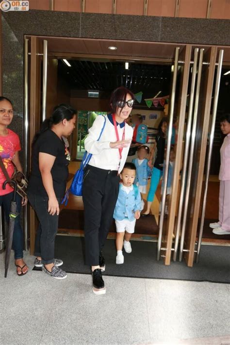 潮妈杨千嬅亲送儿子上学 丁进诺背红书包萌翻众人 手机凤凰网
