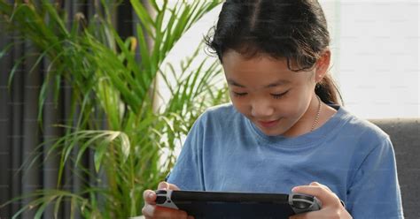 Foto Zum Thema Porträt Eines Jungen Asiatischen Mädchens Das Spiele