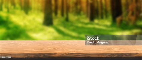 나무 테이블 상단과 블러 포레스트 배경파노라마 배너 디스플레이 또는 제품을 몽타주에 사용할 수 있습니다 겨울 여행 스타일 컨셉