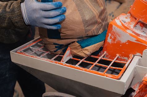 마른 석고를 물과 혼합하고 완성 된 석고를 자동으로 먹이기위한 전문 믹서입니다 작업자가 마른 석고 가방을 호퍼에 붓습니다 0명에 대한 스톡 사진 및 기타 이미지 Istock