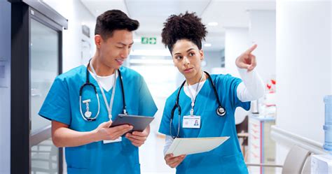 의사 남자와 여자가 복도에 문서 태블릿 방향 안내 및 피드백을 위한 포인트가 있습니다 사람 팀 그리고 디지털 터치스크린 앱 및 병원의 의료 솔루션에 대한 검토에 만족