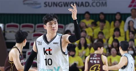 프로농구 Kt 문성곤 2024 2025시즌 보수 총액 1위…7억 5천만원