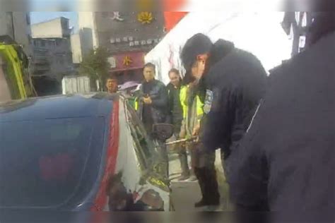 【湖北】监拍2岁女童被外公遗忘车内，危急时刻民警破窗紧急救出 外公 女童 时刻