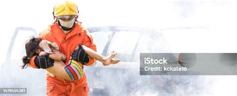 화재와 연기에 소녀를 구하기 위해 소방관 구조 팀 또는 소방관은 화재로부터 생명을 구합니다 소방관 또는 응급 팀 구조 화재로부터 생명을 구하는 사람들 Sos에 대한 스톡