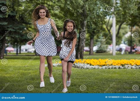 Tempo Libero In Parco Vita Felice Di Estate Immagine Stock Immagine
