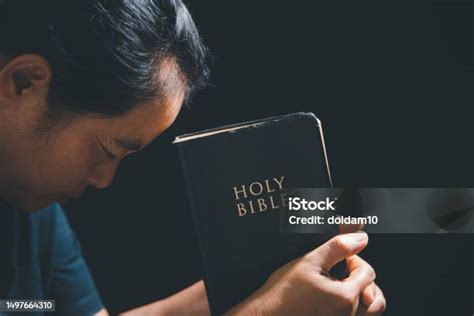 그리스도인의 삶 위기 하나님께 드리는 기도 여자는 더 나은 삶을 살기를 바라는 신의 축복을 위해기도합니다 성경과 함께 신에게 기도하는 여성의 손 용서를 구하고 선을