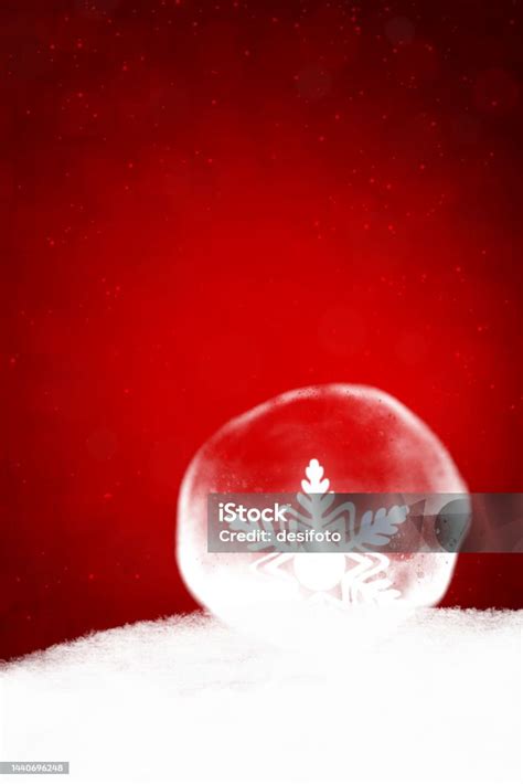 반투명 수정 구슬에 하나의 큰 흰색 퇴색 눈송이 또는 지상에 연기가 나는 눈 덮인 안개가 자욱한 희미한 기지 위에 투명한 거품이