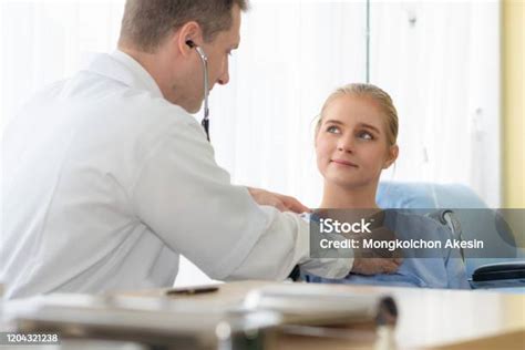 병원에서 청진기를 가진 환자를 검토하는 물리 의사의 헬스케어 배경 가정의 방에 대한 스톡 사진 및 기타 이미지 가정의 방