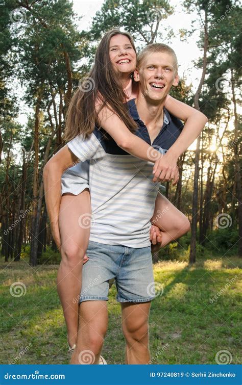 Pares Jovenes Felices Que Juegan En El Parque Imagen De Archivo Imagen De Novia Gente