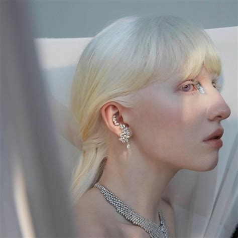 烏克蘭白化病少女空靈美貌如天使！擁極罕紫色眼珠、曾被欺凌18年逆襲成超模