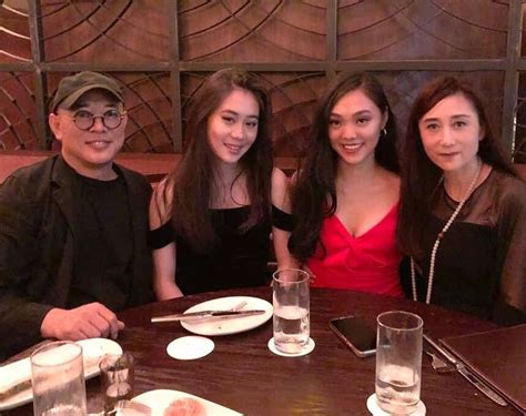 李连杰为妻子利智庆生，全家福罕曝光，61岁利智一脸冻龄身材超好尼泊尔李连杰利智新浪新闻