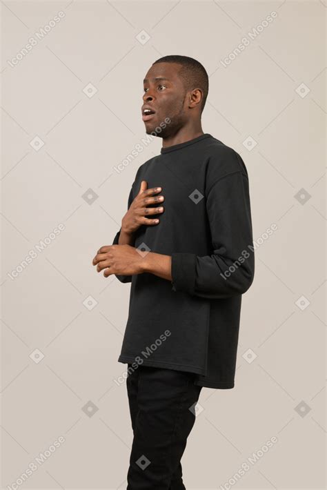 가슴에 손을 얹은 겁 먹은 청년 사진