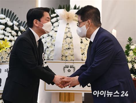 포토 안철수 위원장 부친 빈소 찾은 박지원 국정원장