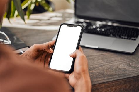 손 모형 전화 화면 및 브랜드 광고 마케팅 공간 또는 웹 디자인을위한 모바일 앱 빈 공간 스마트 폰 소셜 미디어 온라인 블로그 또는 기술에 5g 웹 사이트 네트워크 연결을