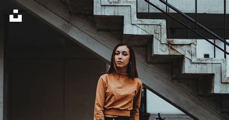 낮에 계단 옆 가드레일에 기대어 있는 여성의 사진 사진 Unsplash의 무료 리마 지역 이미지