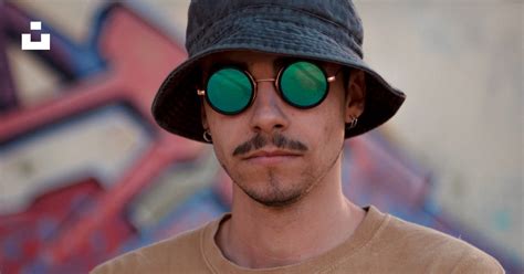 모자와 녹색 선글라스를 쓴 남자 사진 Unsplash의 무료 유행 이미지