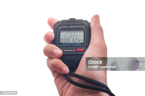 클립 경로와 흰색 배경에 고립 된 스톱워치를 들고 손 여성의 손에 전자 스포츠 타이머 디지털 화면에 대한 스톡 사진 및 기타 이미지 디지털 화면 손 스톱워치 Istock