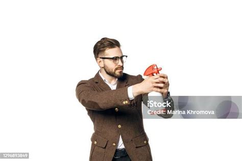 수염을 기고한 매력적인 남자 안경 흰색 화학 스프레이 병을 들고 있는 양복과 미소 흰색 배경에 격리 된 순도의 특수 에이전트 가사 집안일에 대한 스톡 사진 및 기타 이미지