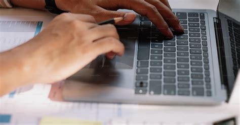 비즈니스 월간 보고서와 노트북 컴퓨터를 사용 하 여 남자의 손을 닫습니다 사진 Unsplash의 컴퓨터 키보드 이미지