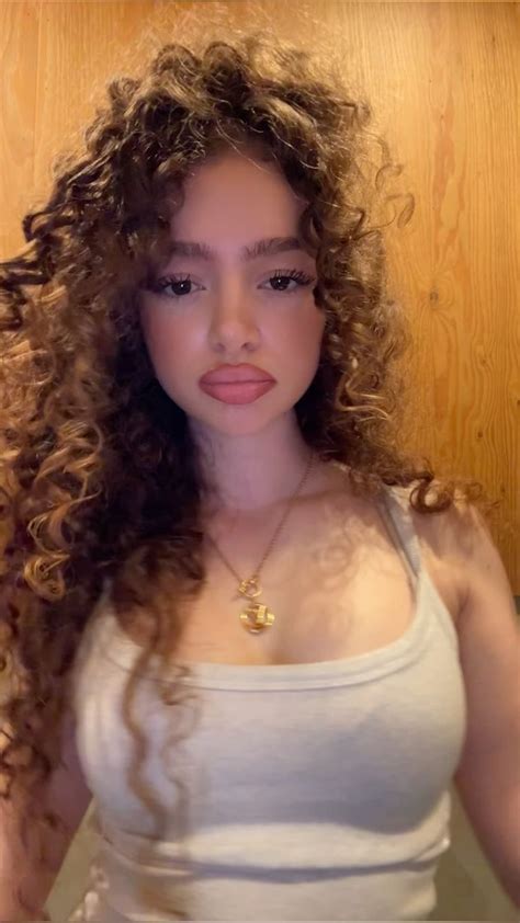 Demitra Kalogeras ♡ Pretty Selfies Curly Hair Styles Poses For Photos