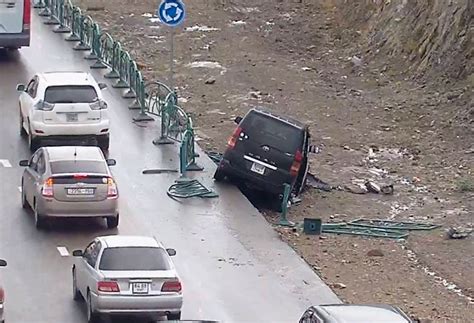 Хурд хэтрүүлснээс болж замын хашлага давжээ