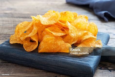 파삭 파삭 한 감자 칩 황금 칩의 나무 배경 질감 패스트 푸드 간식 복사 공간 감자 칩에 대한 스톡 사진 및 기타 이미지
