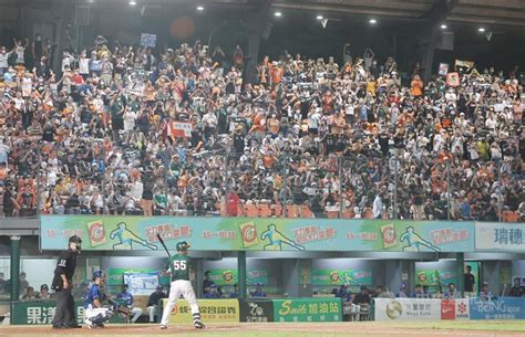 潘武雄引退萬人齊唱「伊呀伊呀唷」 台南睽違9年滿場 影 運動 中央社 Cna